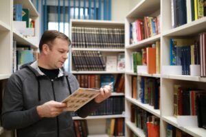 How To Shelve Books In A Library - Home Futuristic